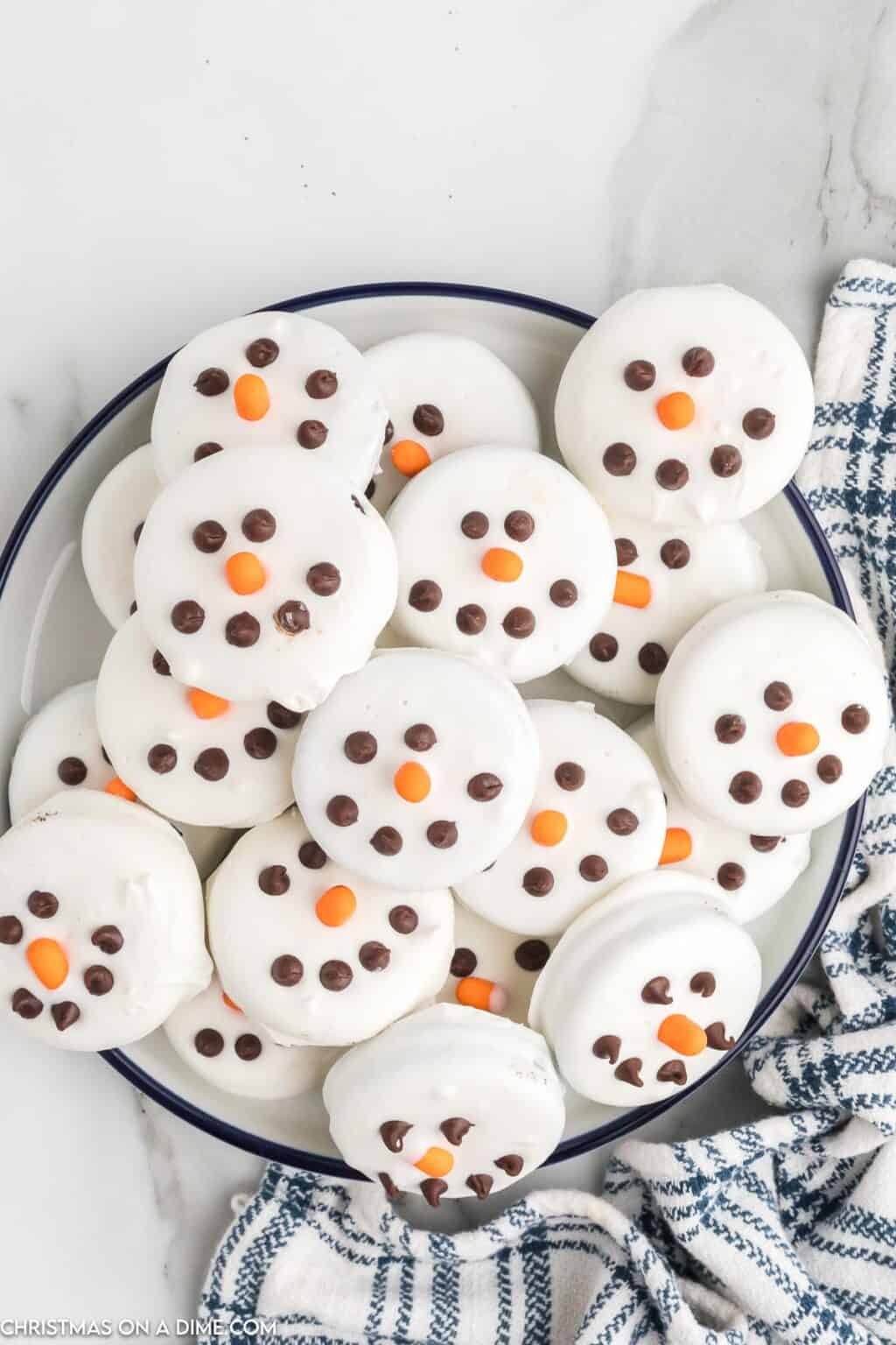 Easy Oreo Snowman Cookies - Christmas on a Dime