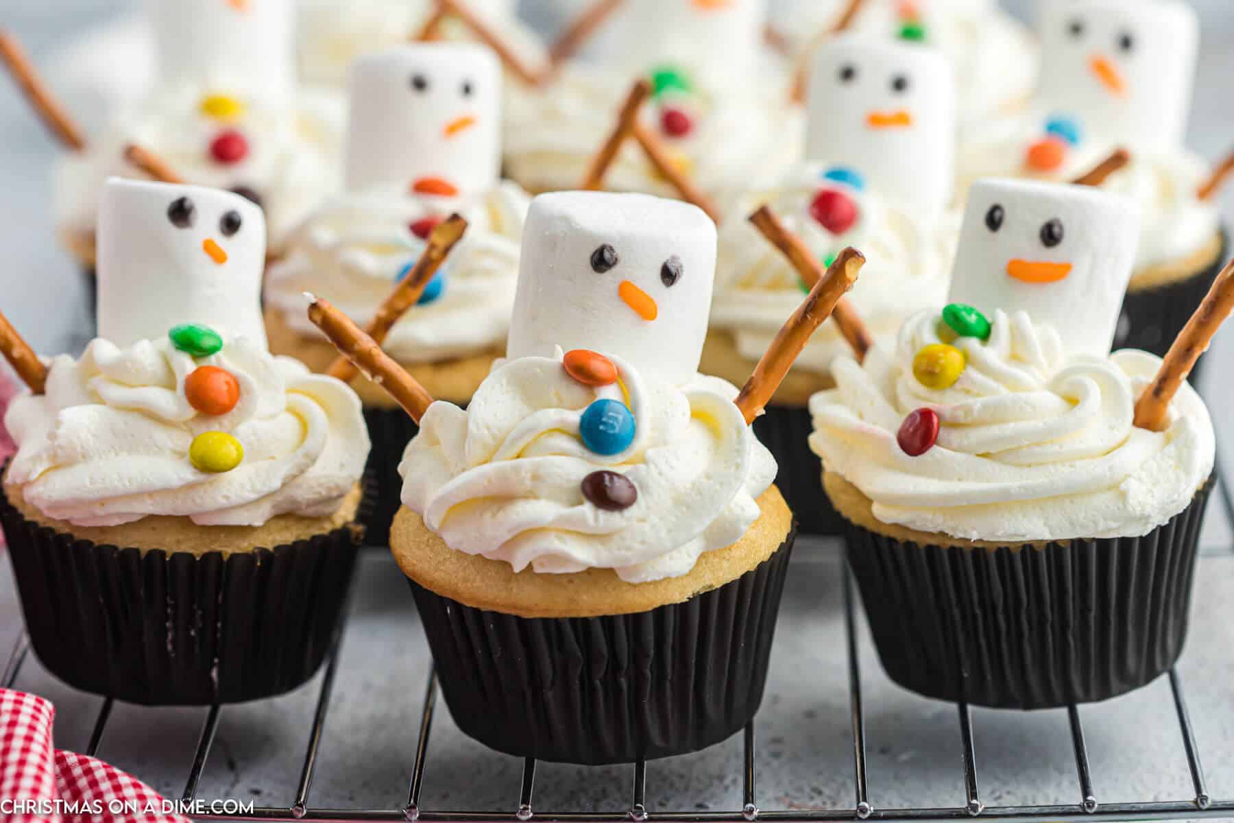 Snowman Cupcakes - christmasonadime.com