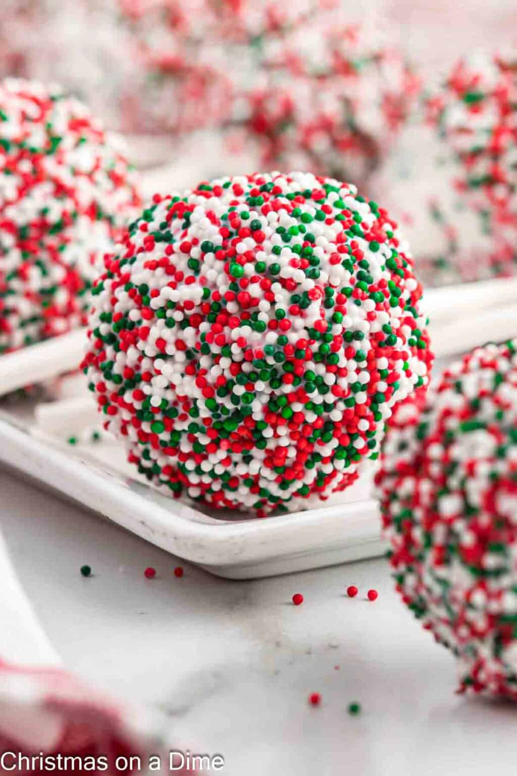 Christmas Cake Pops - christmasonadime.com