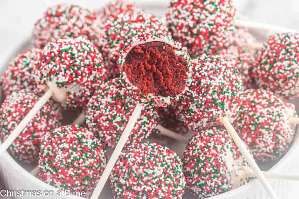 Christmas Cake Pops - christmasonadime.com