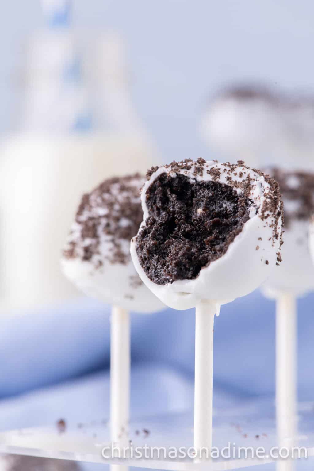 Oreo Cake Pops - christmasonadime.com