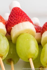 Grinch Fruit Kabob - christmasonadime.com